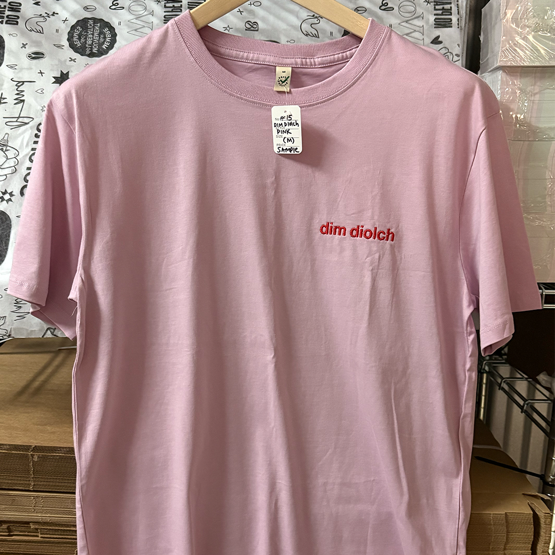*SAMPLE SALE* Dim Diolch Embroidered T-shirt in Dusky Pink – Black & Beech