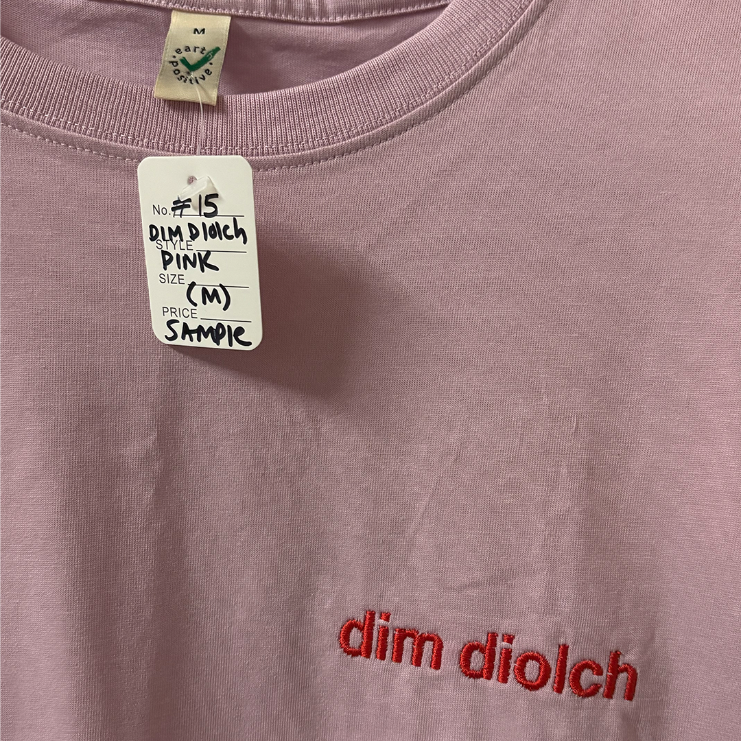 *SAMPLE SALE* Dim Diolch Embroidered T-shirt in Dusky Pink – Black & Beech